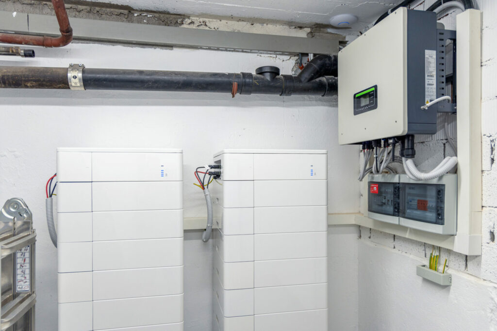 Everything To Know About Hybrid Solar Systems (2024 Guide)