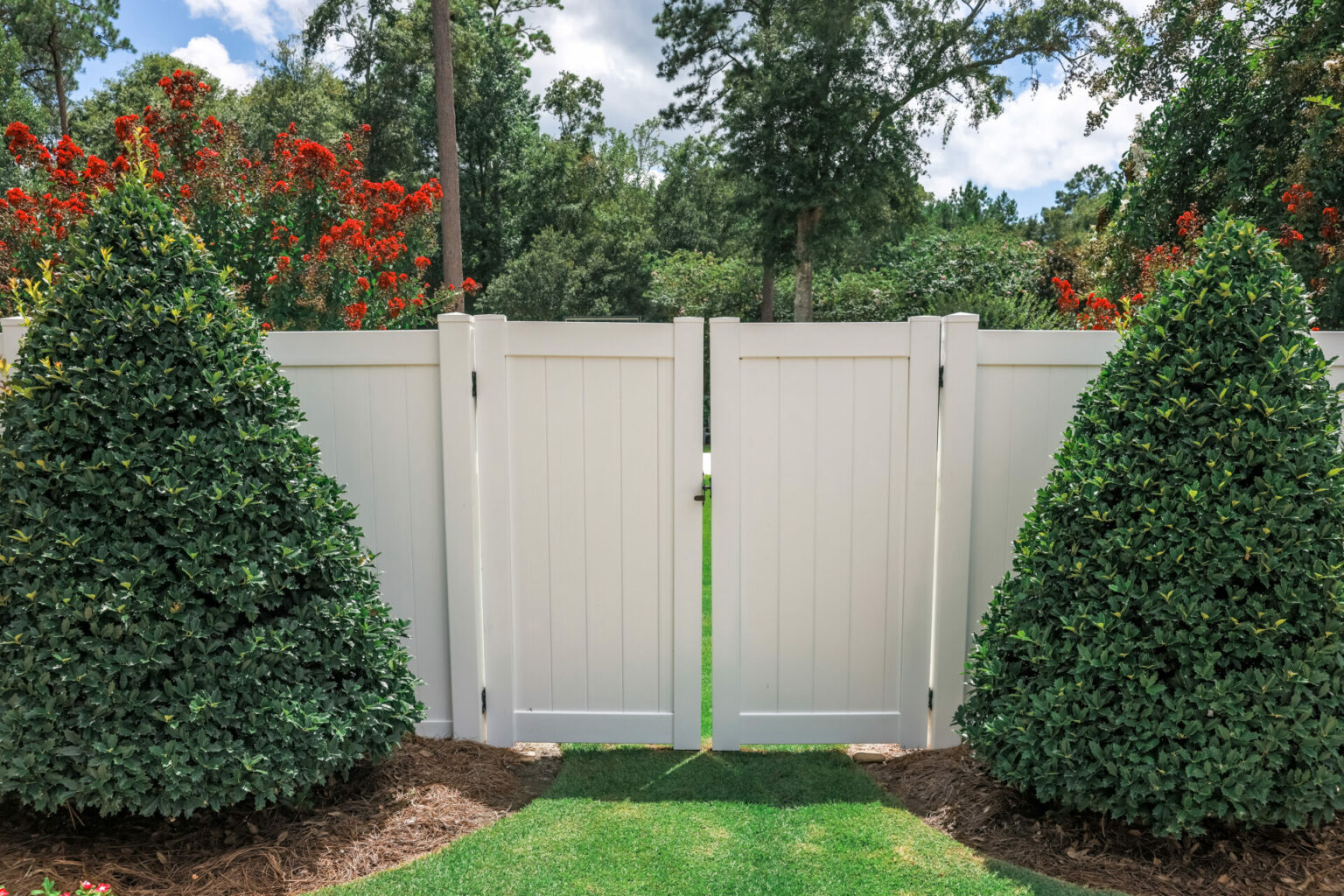 A Comprehensive Guide to Fencing Options for Your Yard